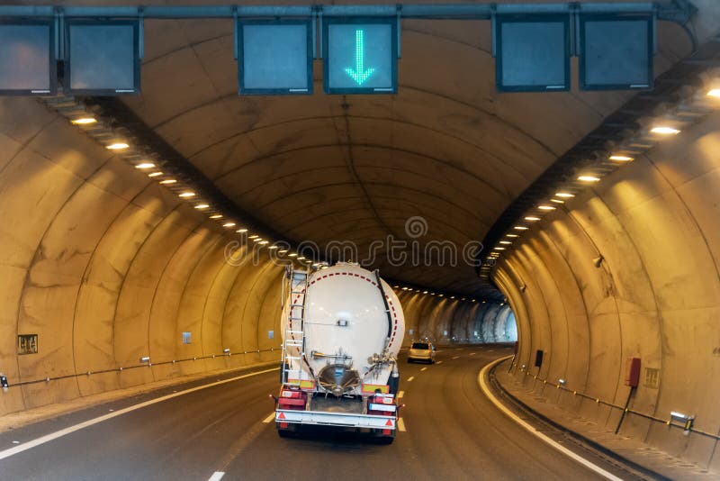 Silo Truck for Transporting Powdery Materials Circulating Inside an ...