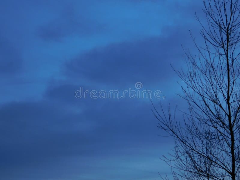 Silueta azul 7 foto de archivo. Imagen de cielo, azul - 160853860