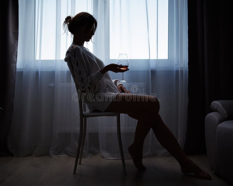 Silueta De La Mujer Con La Copa De Vino Imagen de archivo - Imagen de ...