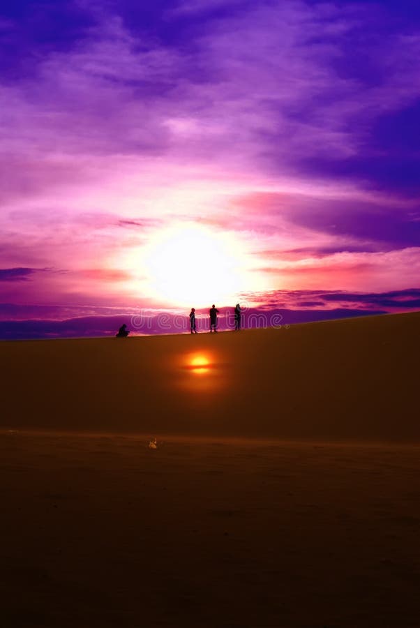 Siluetas imagen de archivo. Imagen de noche, gente, sunset - 12691963