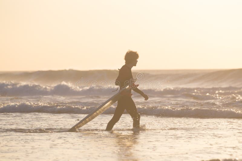 Siluetta Del Surfista Sulla Spiaggia Con Il Surf Fotografia Editoriale ...