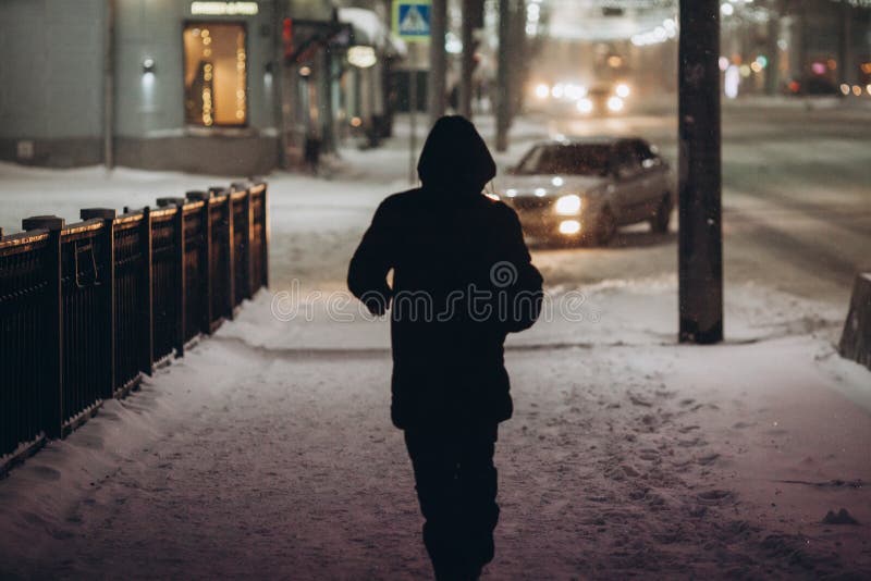 Uomo Solo Nella Nebbia Alla Notte Fotografia Stock - Immagine di mosca ... Uomo Solo Nella Nebbia Alla Notte Fotografia Stock - Immagine di mosca ...