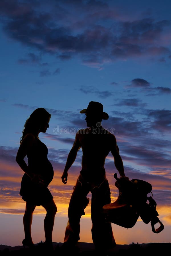 Siluetta Di Una Donna Incinta E Di Un Cowboy Con Una Sella Immagine ... Siluetta Di Una Donna Incinta E Di Un Cowboy Con Una Sella Immagine ...