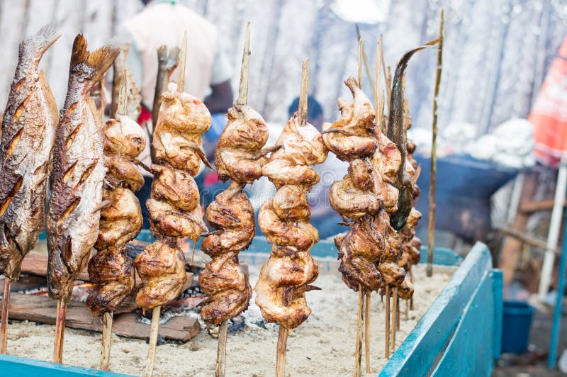 Pollo Crudo Colgado En Rojo, Marinado De Tomate Sobre Un Plato Blanco Y ...
