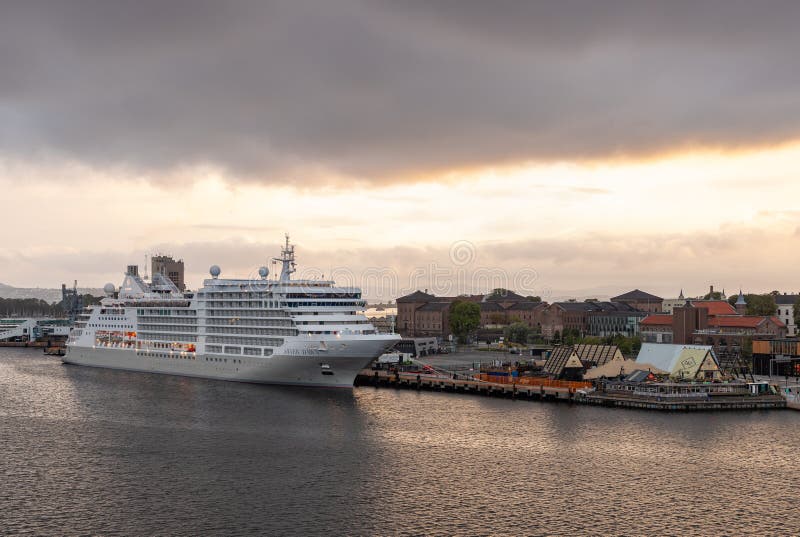 Silver Dawn Cruise at Sunset Editorial Stock Photo - Image of mobility ...