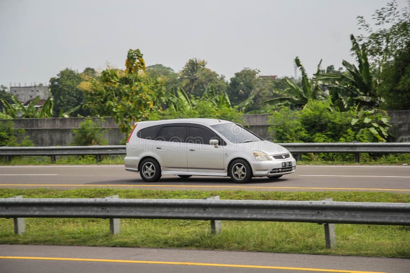 Silver Honda Stream editorial photography. Image of freeway - 261525942