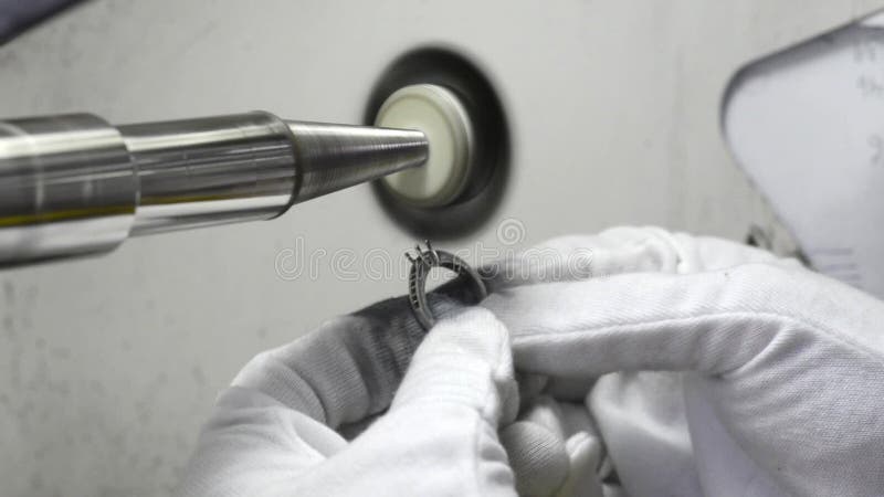 Polishing Jewel in Fully Enclosed Electric Grinding Table Polisher ...