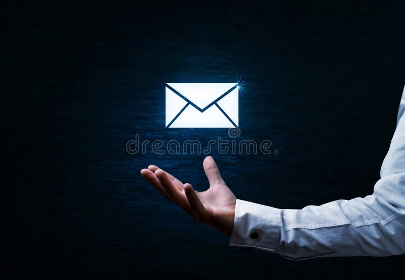 Uomo Che Tiene Un Simbolo Di Email Immagine Stock - Immagine di ...