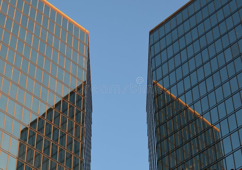 Simetria Reflexiva Em Um Lago Imagem de Stock - Imagem de simetria ...