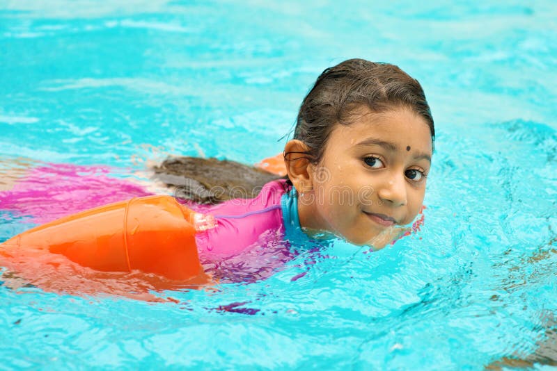 Simma grupp fotografering för bildbyråer. Bild av unge - 41653067