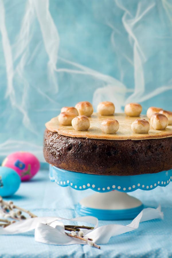 Simnel Cake .Traditional English Easter Cake with Marzipan Stock Photo ...