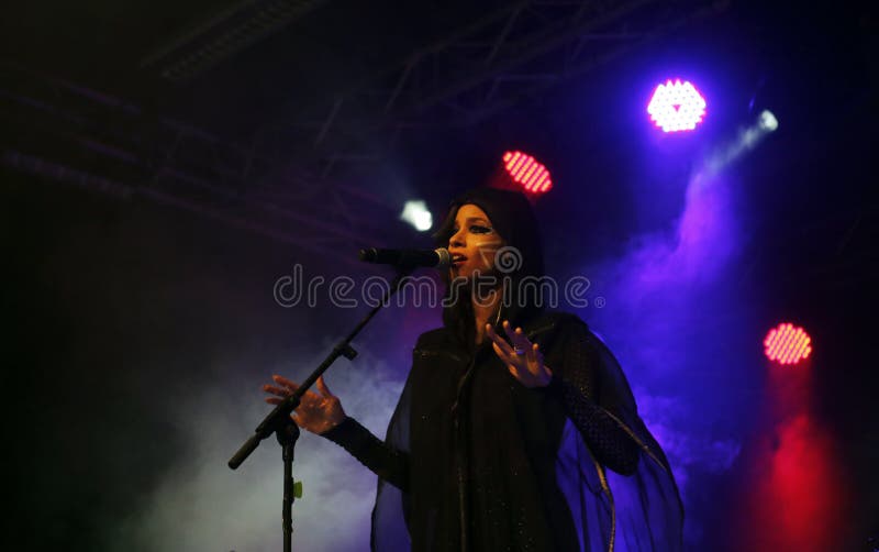 Simonne Jones Que Joga a Guitarra-baixo Vive Em Barcelona Imagem de ...