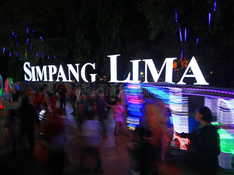 Simpang lima semarang foto de archivo editorial. Imagen de gente ...