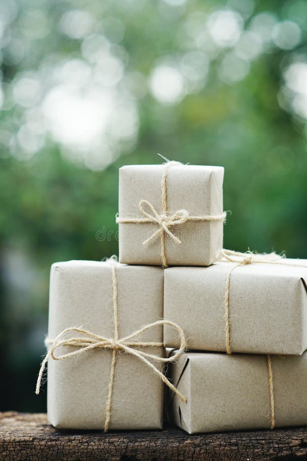 Simple Eco Friendly Gift Boxes Package Wrap with Brown Paper, Green ...