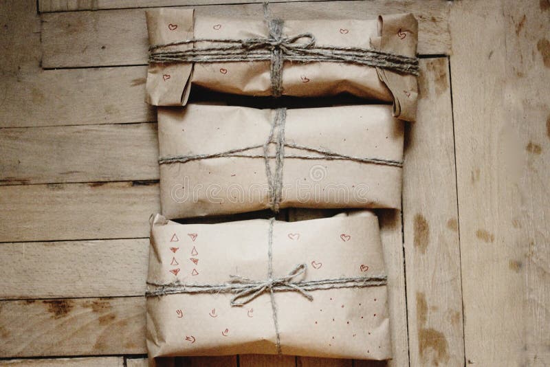 Simple Eco Wrap Packaging Gift in Craft Paper, Rustic Presents Stock ...