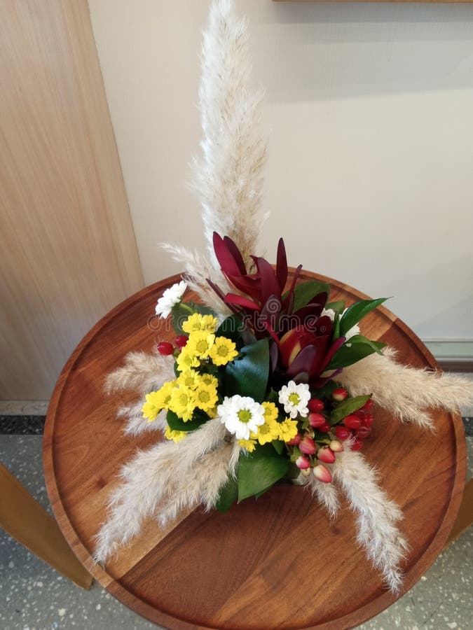 Simple florist 2 stock image. Image of flowerpot, houseplant - 257332877