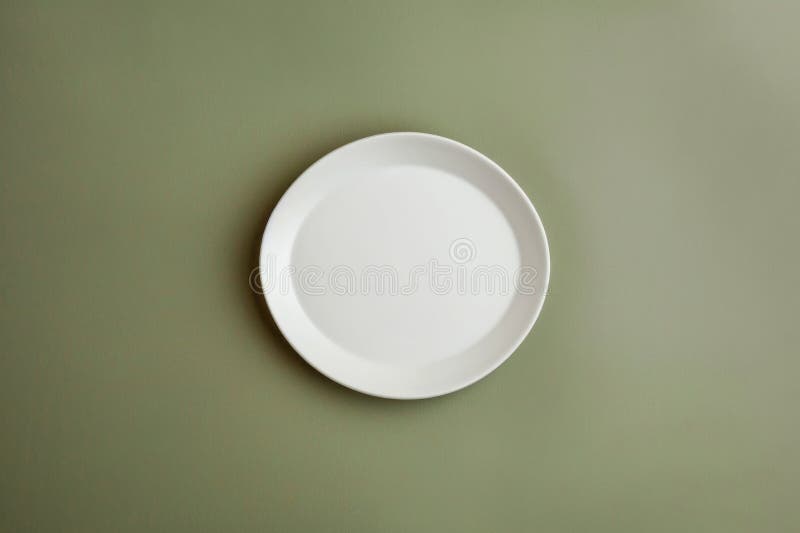 Simple White Plate on Green Table, Suitable for Food and Kitchen ...