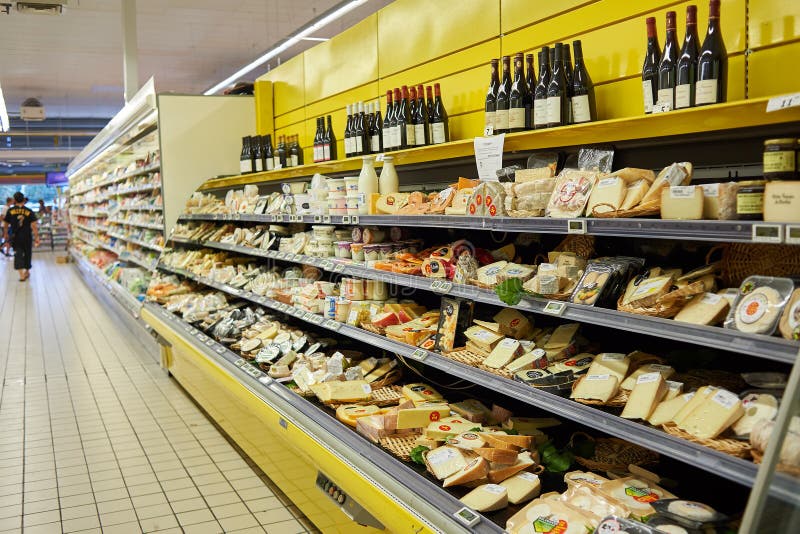 Intérieur de supermarché image éditorial. Image du commerce - 65544395