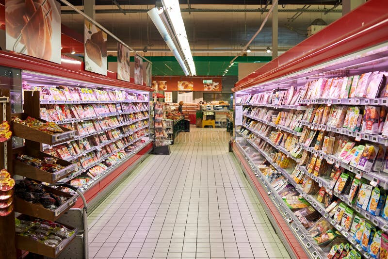 Intérieur de supermarché image éditorial. Image du éléments - 65544410