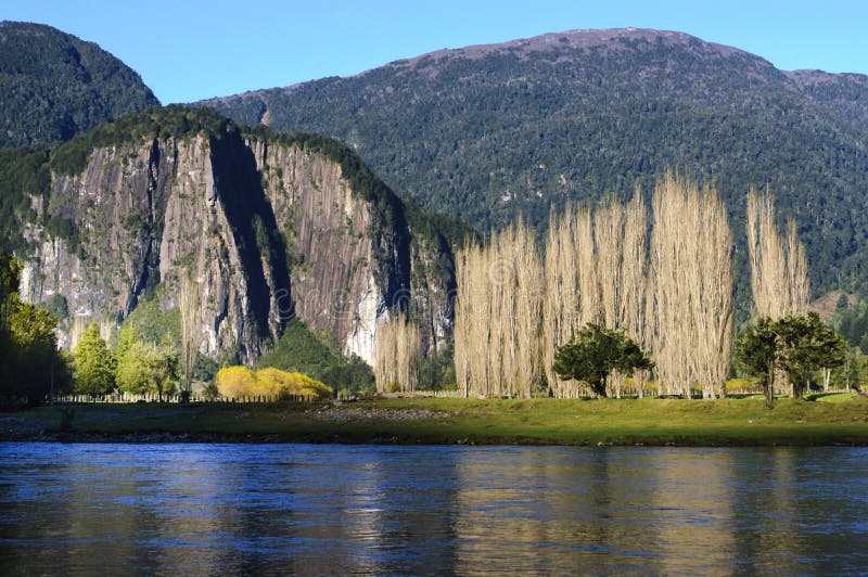 Simpson River Valley, Patagonia, O Chile. Dia Nublado. Imagem de Stock ...