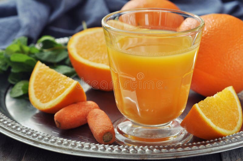 Sinaasappel- En Wortelsap Met Gember Stock Afbeelding - Image of rijp ...