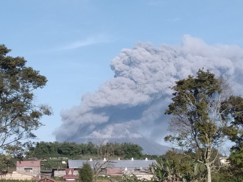Sinabung Volcano eruption editorial stock photo. Image of lava - 200604048