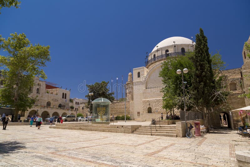 Sinagoga De Hurva Y El Menorah De Oro Imagen de archivo editorial ...
