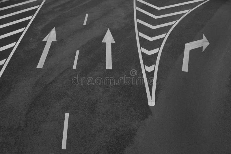 Sinais Da Seta E Outras Marcações De Estrada Imagem de Stock - Imagem ...