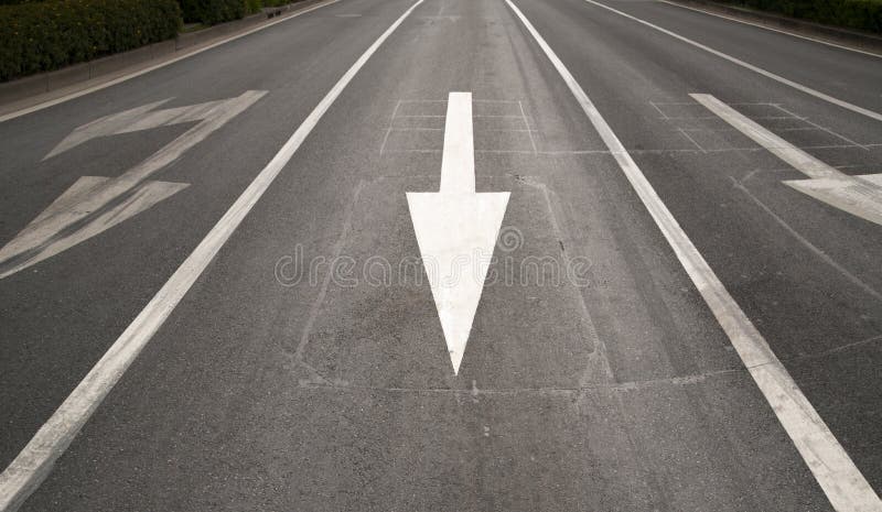 Sinal da seta na estrada imagem de stock. Imagem de autoestrada - 17464699