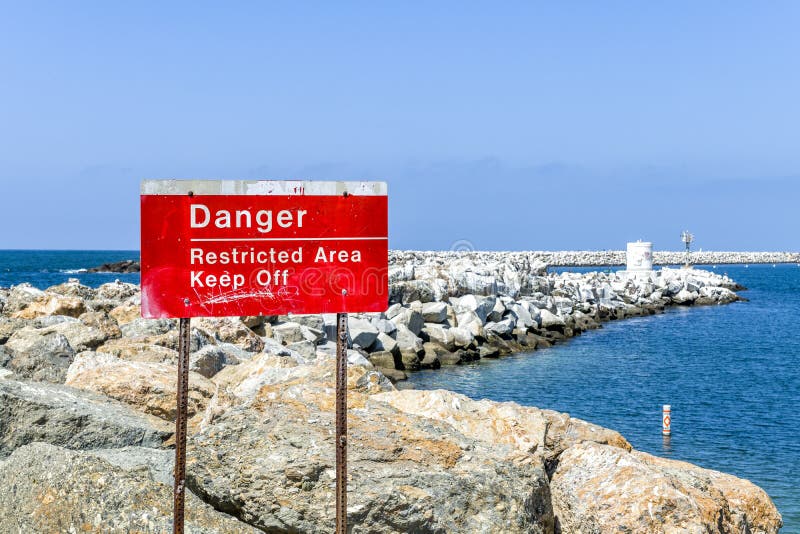 Sinal De Aviso Do Quebra-mar Foto de Stock - Imagem de sentido ...