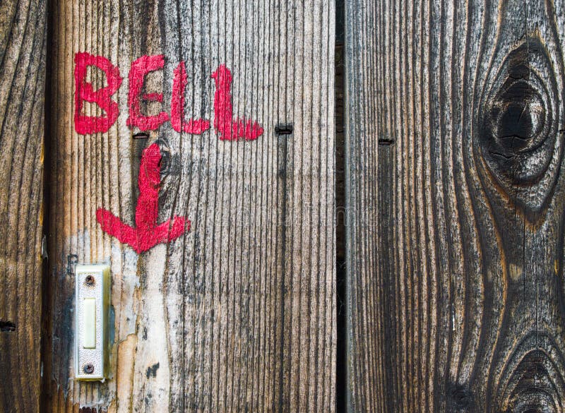 Sinal De Bell Que Aponta a Uma Campainha Na Parede De Madeira Foto de ...