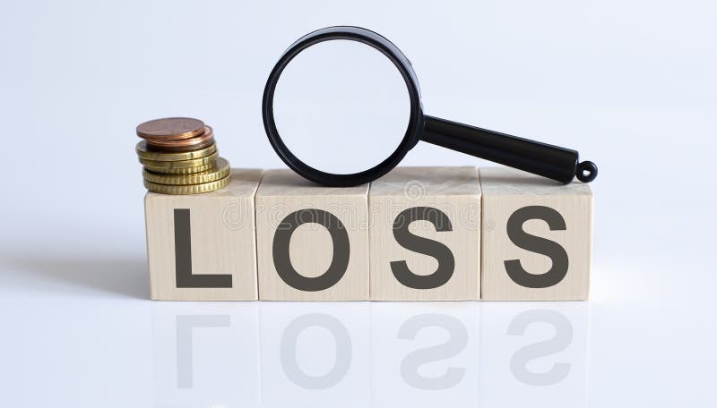 Sinal De Perda Em Bloco De Madeira Em Fundo Branco Com Moedas E Lente ...