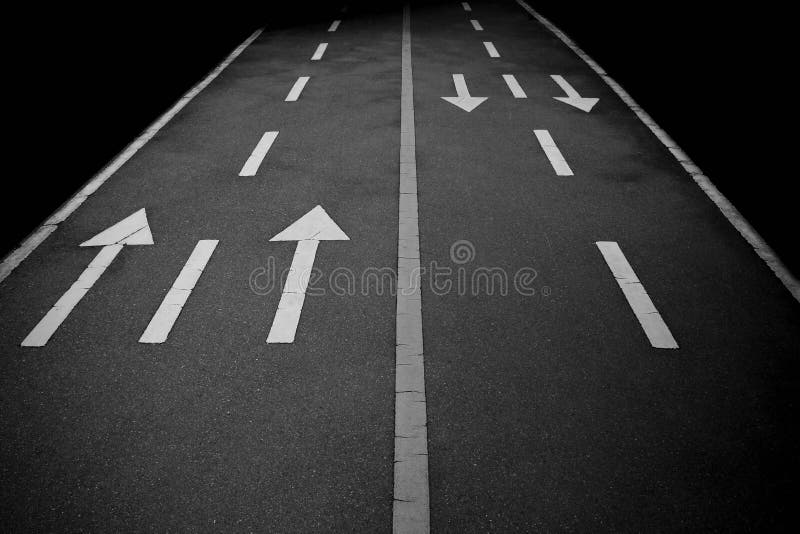 Sinal De Seta Para a Frente Na Estrada Imagem de Stock - Imagem de ...