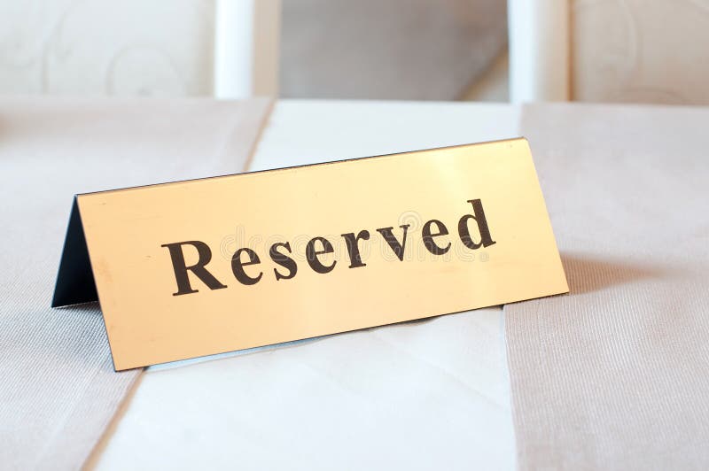 Sinal Reservado, Reserva Na Tabela Cor Do Ouro Foto de Stock - Imagem ...