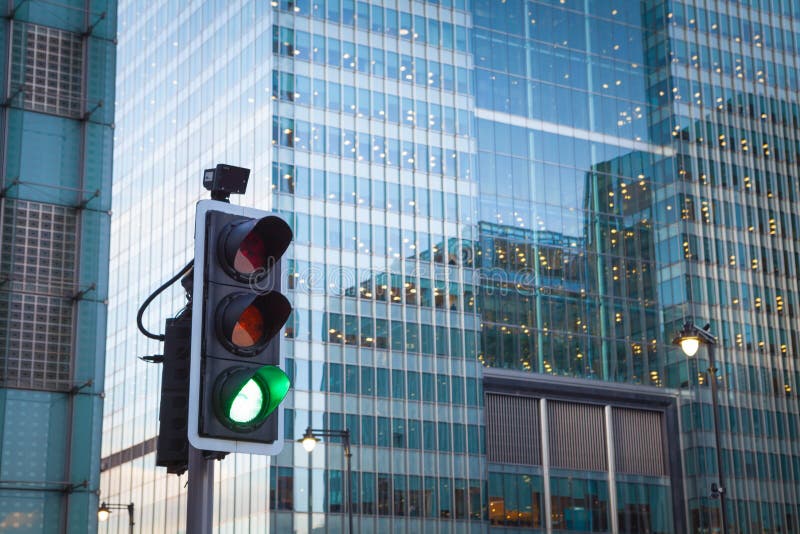 Sinal Verde, Amarelo E Vermelho Na Cidade De Londres Imagem de Stock ...