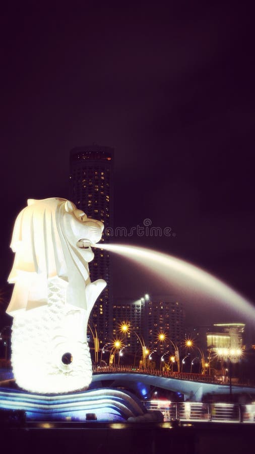 Singapore Merlion spray editorial image. Image of night - 74121970