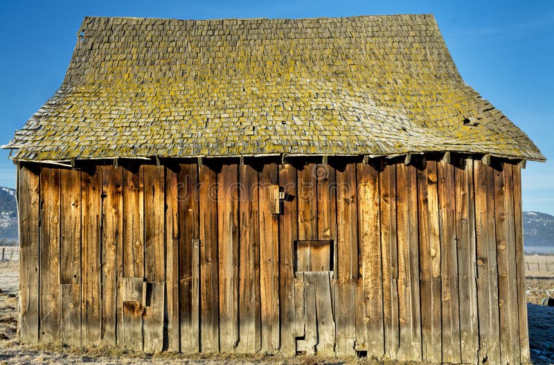 Singel Old Barn Rotting in the Sun Stock Image - Image of hinges, barn ...