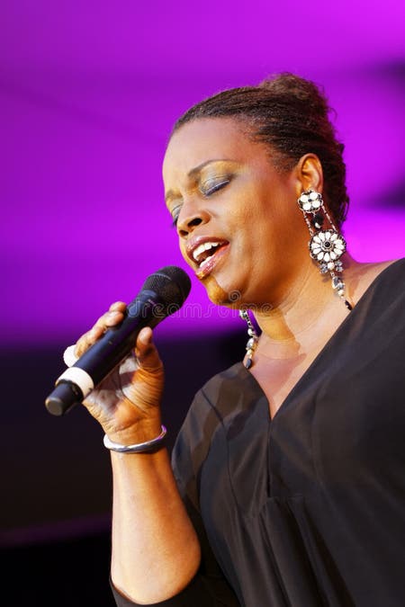 Singer - Dianne Reeves editorial stock image. Image of show - 20368469