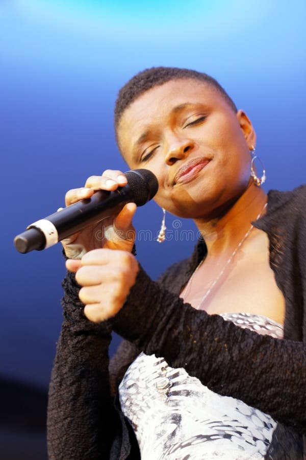 Singer - Lizz Wright editorial stock image. Image of event - 20368324