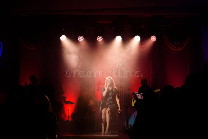 641 Silhouette Singer Stage Lighting Stock Photos - Free & Royalty-Free ...