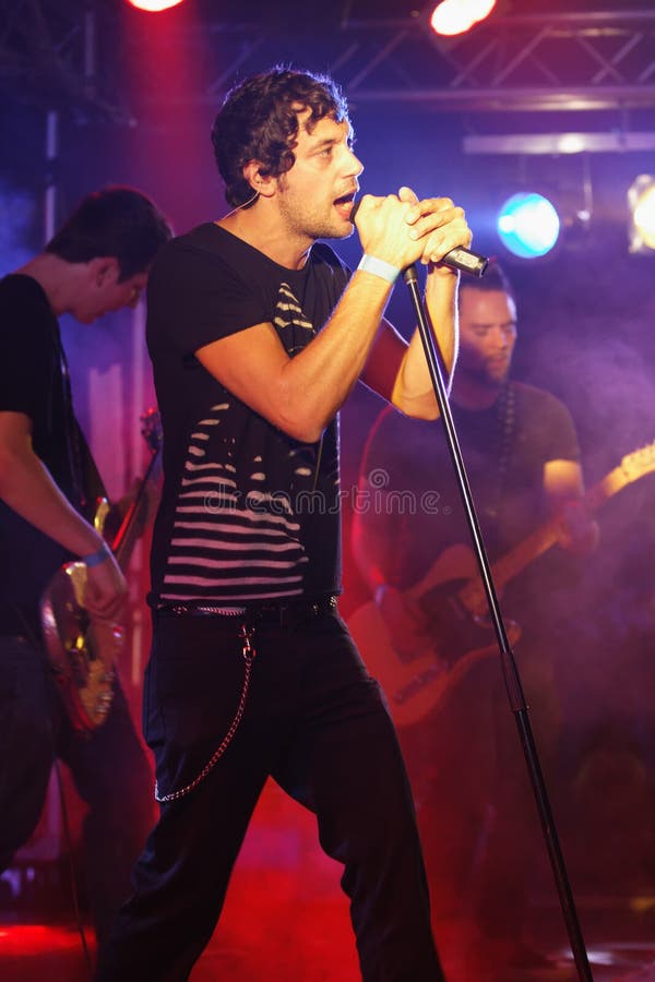 Singer - TUNE CIRCUS editorial photography. Image of entertainment ...