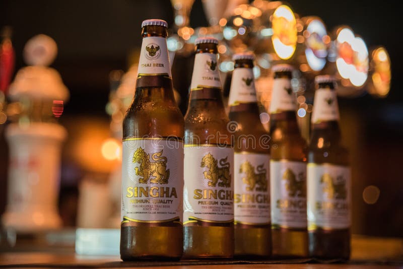 Singha Thaise bier in fles redactionele afbeelding. Image of lagerbier ...