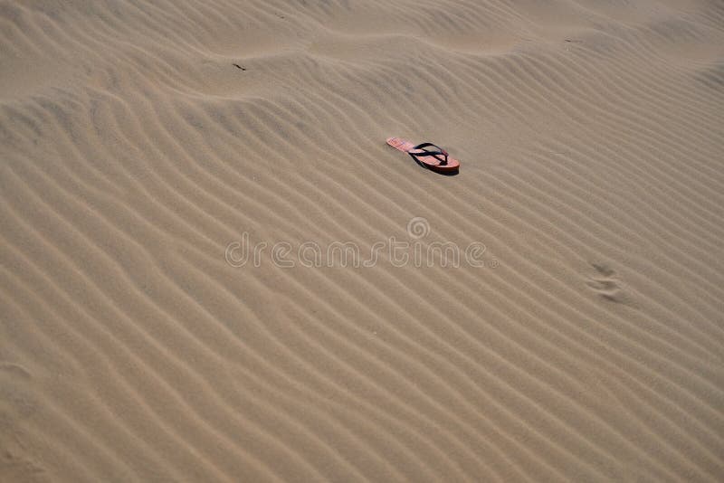Single Flip Flop on Smooth Textured Sand Stock Photo - Image of holiday ...