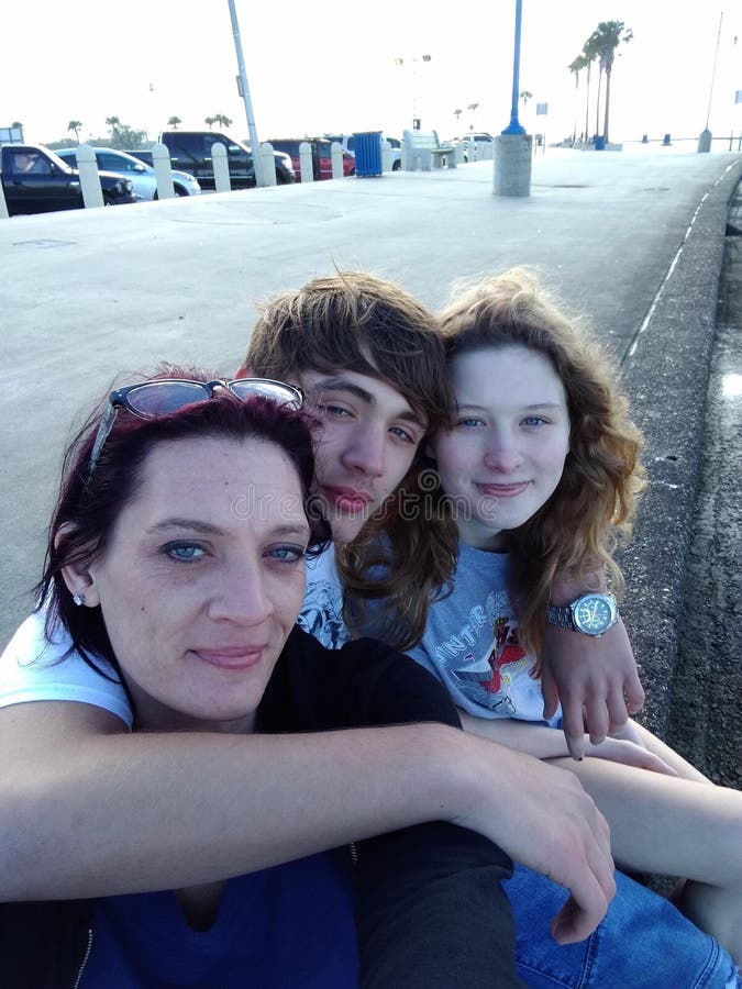 Single mom editorial stock image. Image of family, kids - 141813509