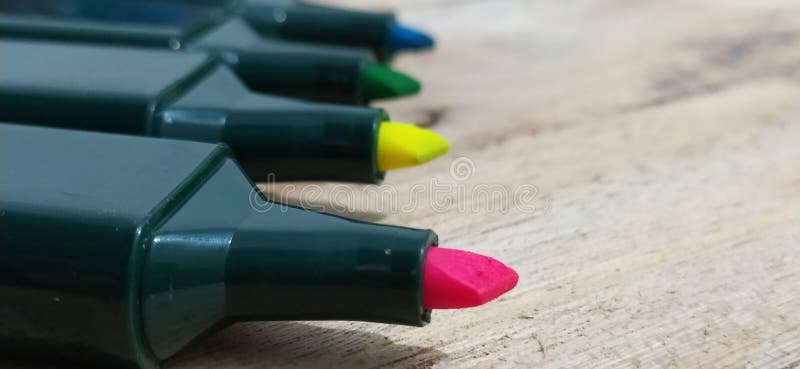 Single Highlighter or Marker on Table Stock Image - Image of artist ...