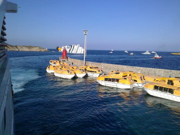 Sinking Cruise Ship Costa Concordia Editorial Stock Image - Image of ...