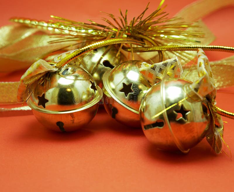 Sinos de tinir dourados foto de stock. Imagem de fundo - 7239898