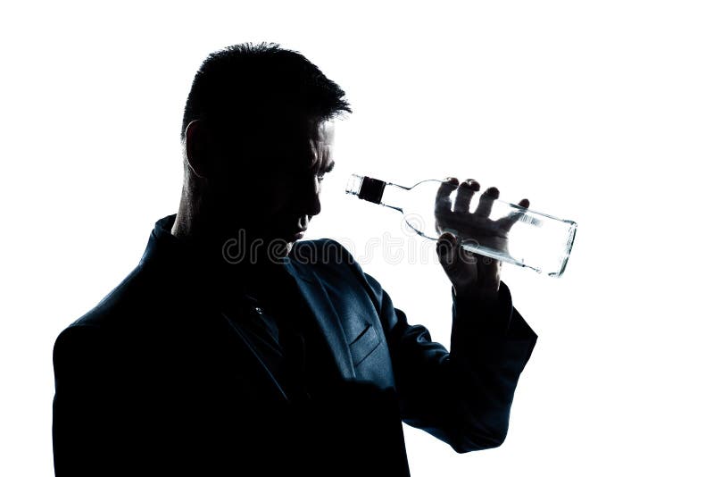 Retrato De Un Hombre Borracho Que Mira Una Botella Vacía Del Alcohol ...
