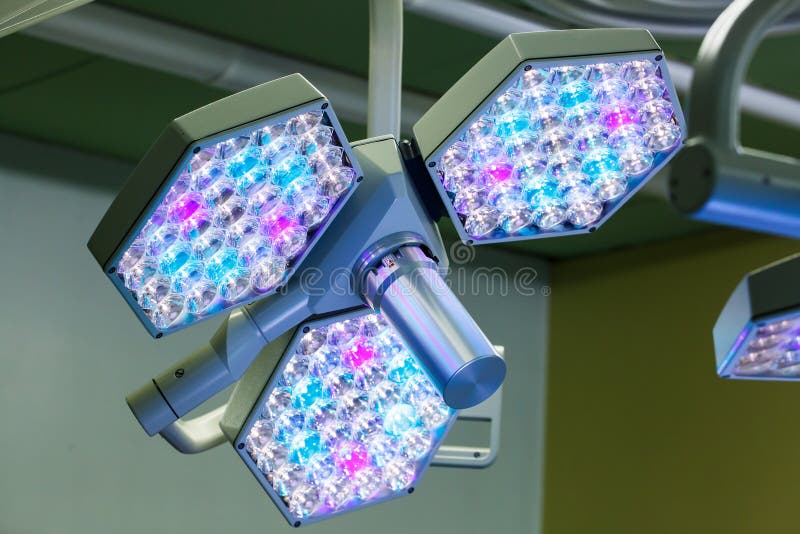 Sistema Chirurgico Delle Luci Del LED Nella Sala Operatoria Fotografia ...