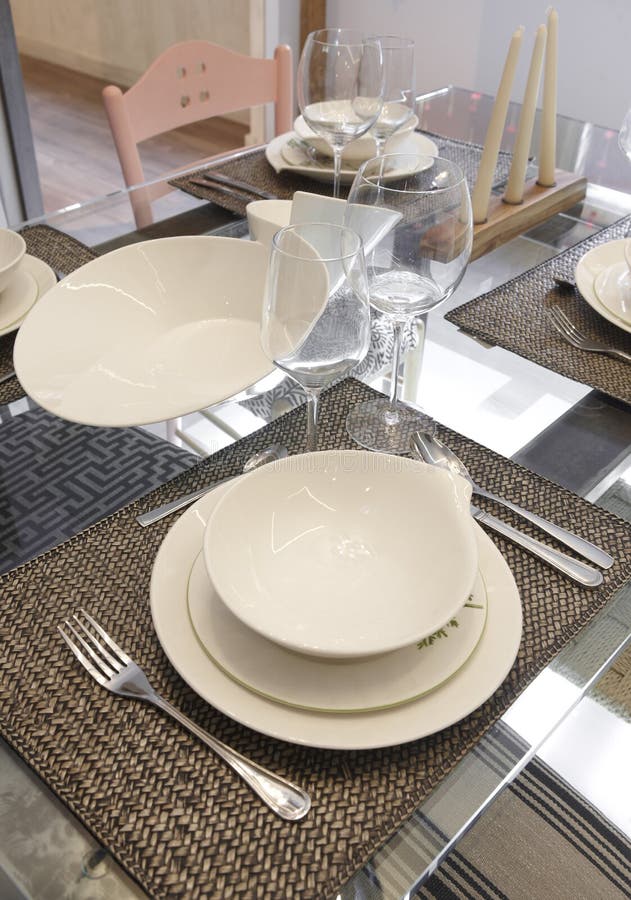 Sistema De La Loza Sobre Una Tabla Lista Para Ser Servido Foto de ...